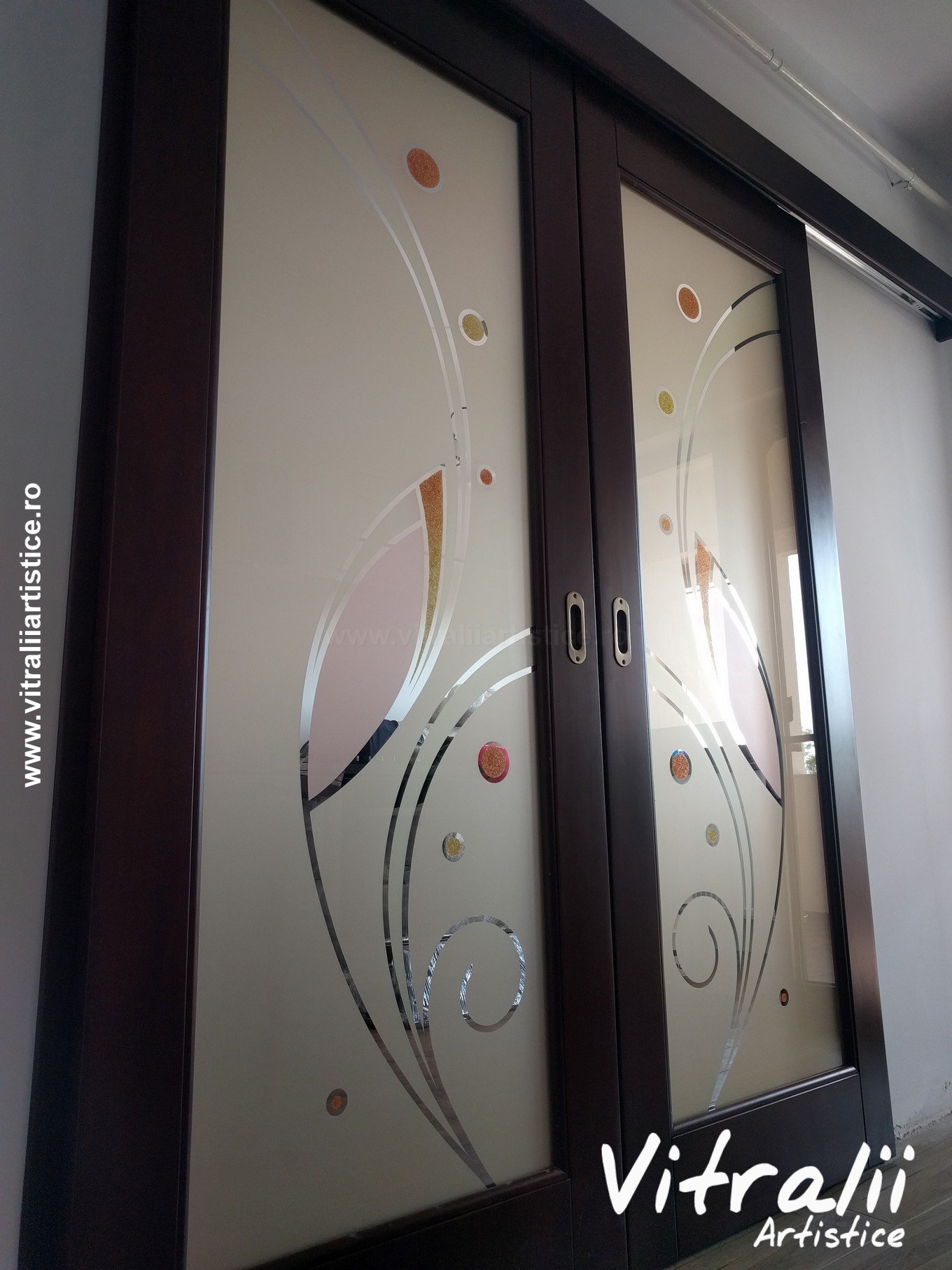 Sticla sablata colorata cu microcristale de sticla | Vitralii Artistice